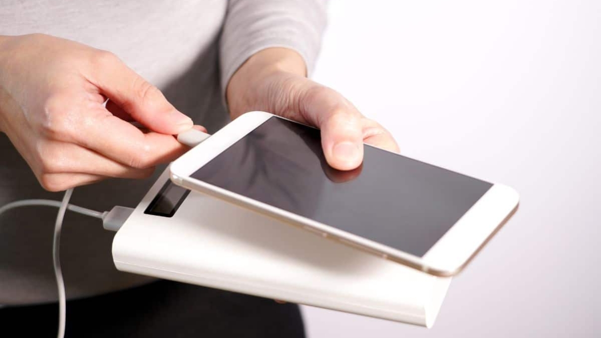 How to Charge Your Phone Without a Charger – 7 Easy Ways